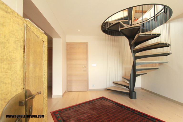 Escalier hélicoidal design en acier, bois et câble. Forme colimaçon